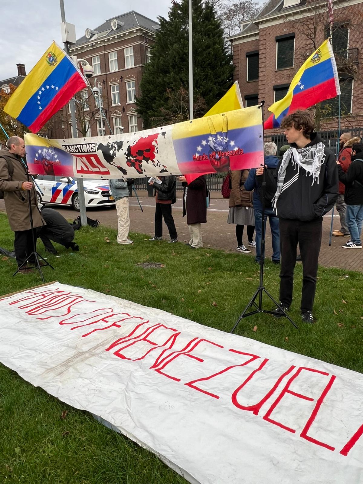 Handen af van Venezuela! Weg met de CSL's! - Paraat